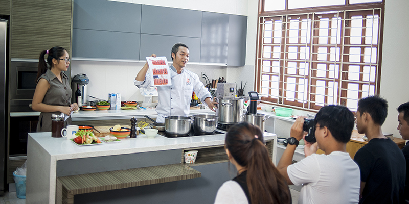 Sous Vide - new cooking technique explained - Đại học Hoa Sen