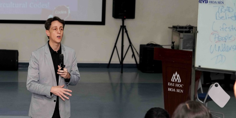 Tiến sĩ John Stiles: Giao tiếp cũng chính là một văn hóa - Đại học Hoa Sen